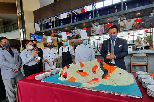 Rayakan Imlek, Hotel Harper Cikarang Pamerkan Ikan Koi Raksasa - Berita ...